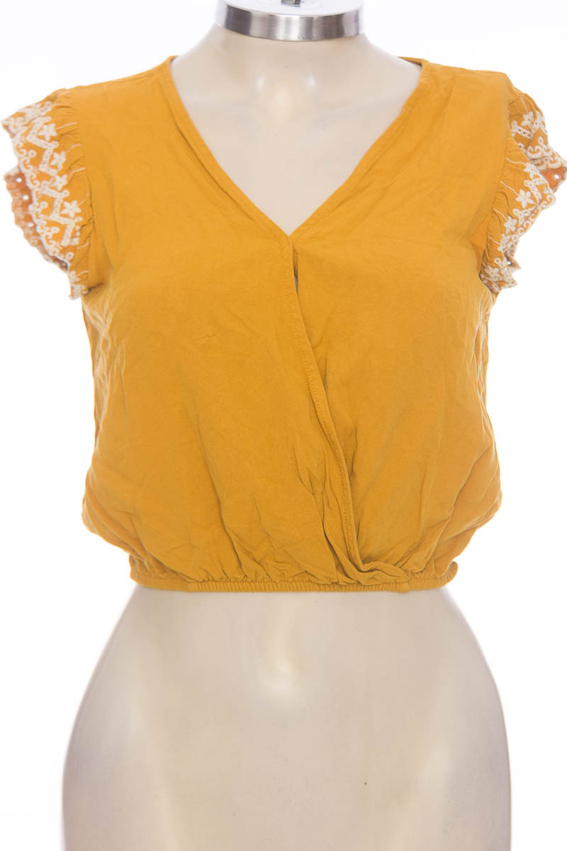 Top / Camiseta color Mostaza - Sybilla | Closeando