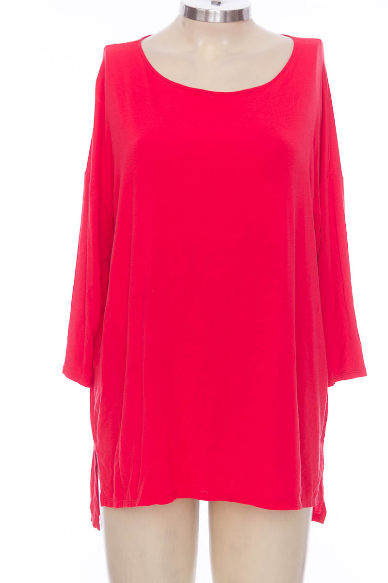 Top / Camiseta color Rojo - Via Sport | Closeando