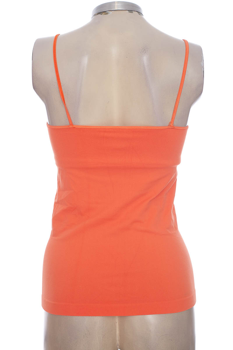 Top / Camiseta color Naranja - BEBE | Closeando