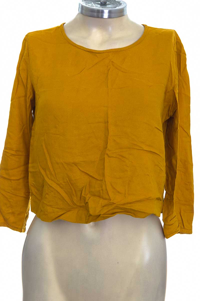 Top / Camiseta color Mostaza - Bershka | Closeando