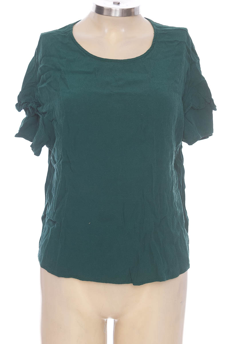 Top / Camiseta color Verde - Stradivarius | Closeando