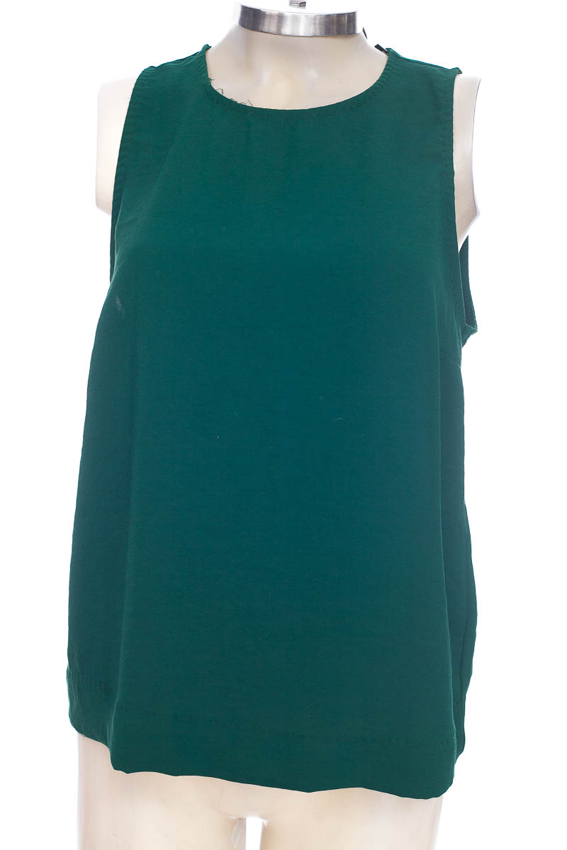 Top / Camiseta color Verde - Stradivarius | Closeando