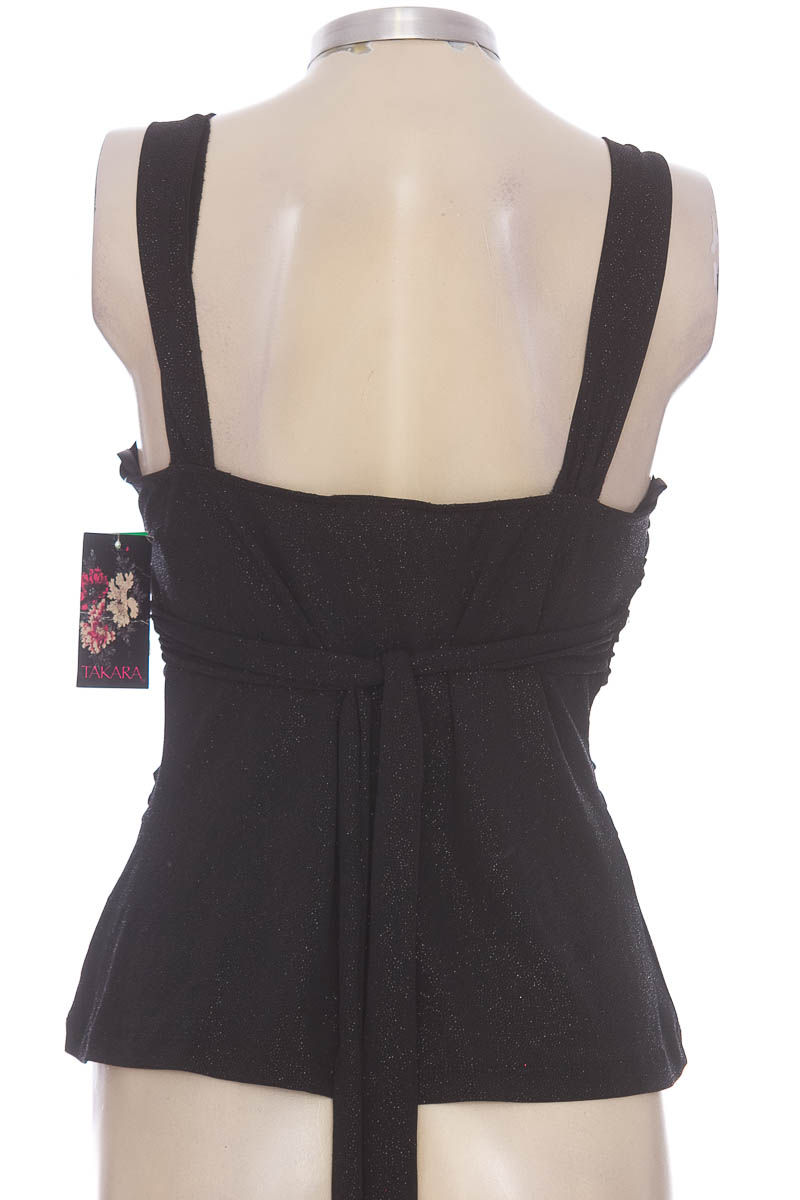 Top / Camiseta color Negro - Takara | Closeando