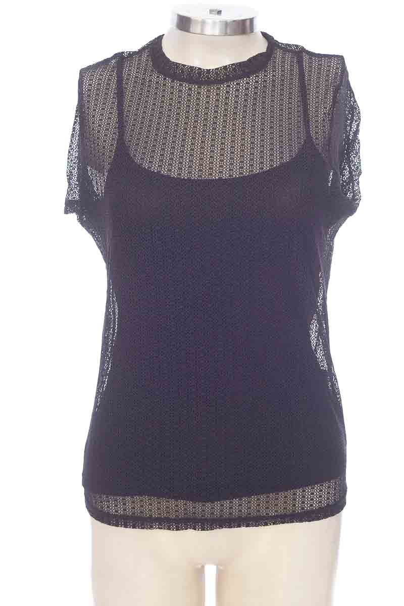 Top / Camiseta color Negro - Rifle | Closeando