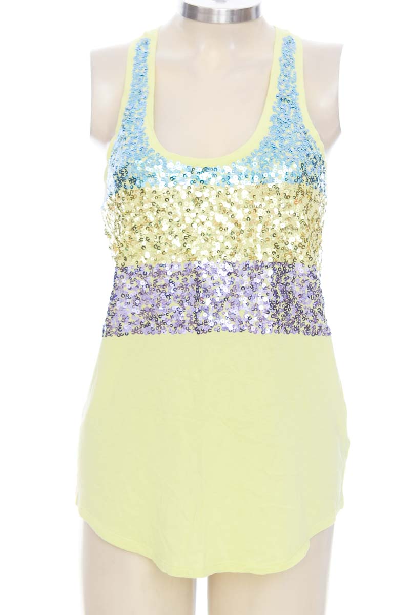 Top / Camiseta color Verde - Express | Closeando