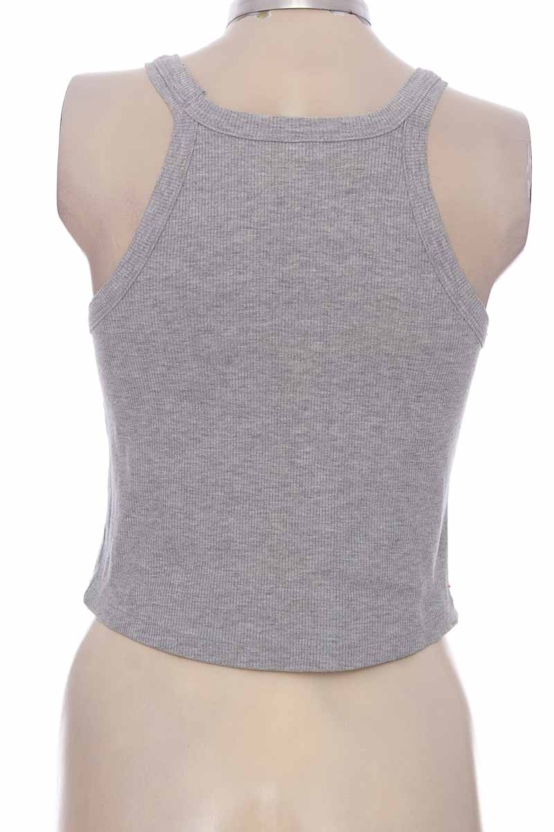 Top / Camiseta color Gris - Pacífika | Closeando
