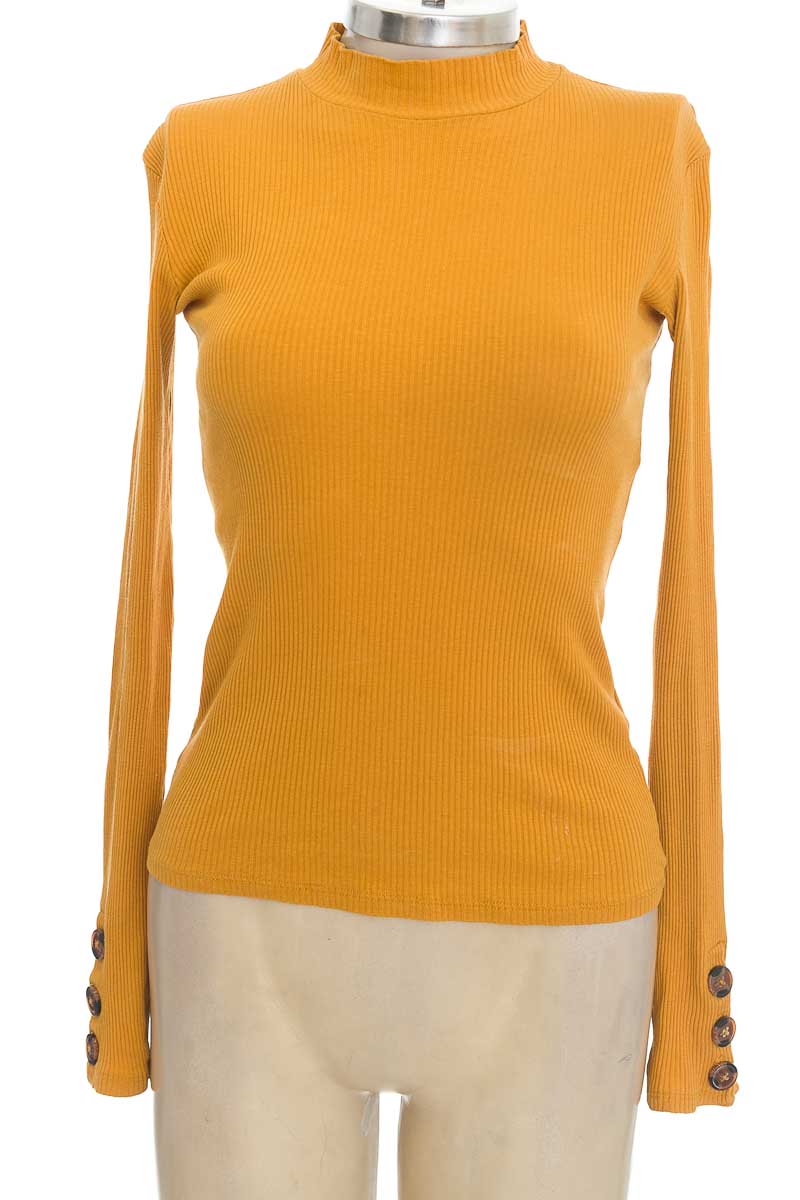 Top / Camiseta color Mostaza - Pull & Bear | Closeando