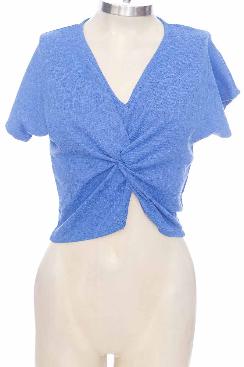 Top / Camiseta color Azul - Pull & Bear | Closeando