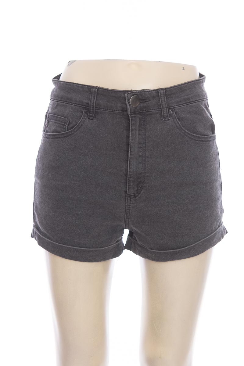 Short color Gris - Forever 21 | Closeando