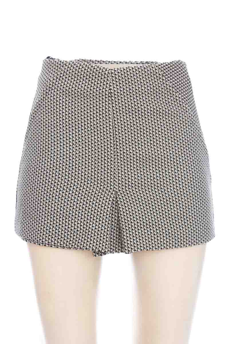 Short color Negro - Zara | Closeando