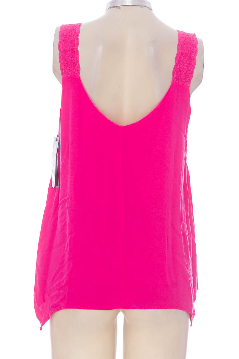 Top / Camiseta color Rosado - Basement talla M como nuevo | Closeando