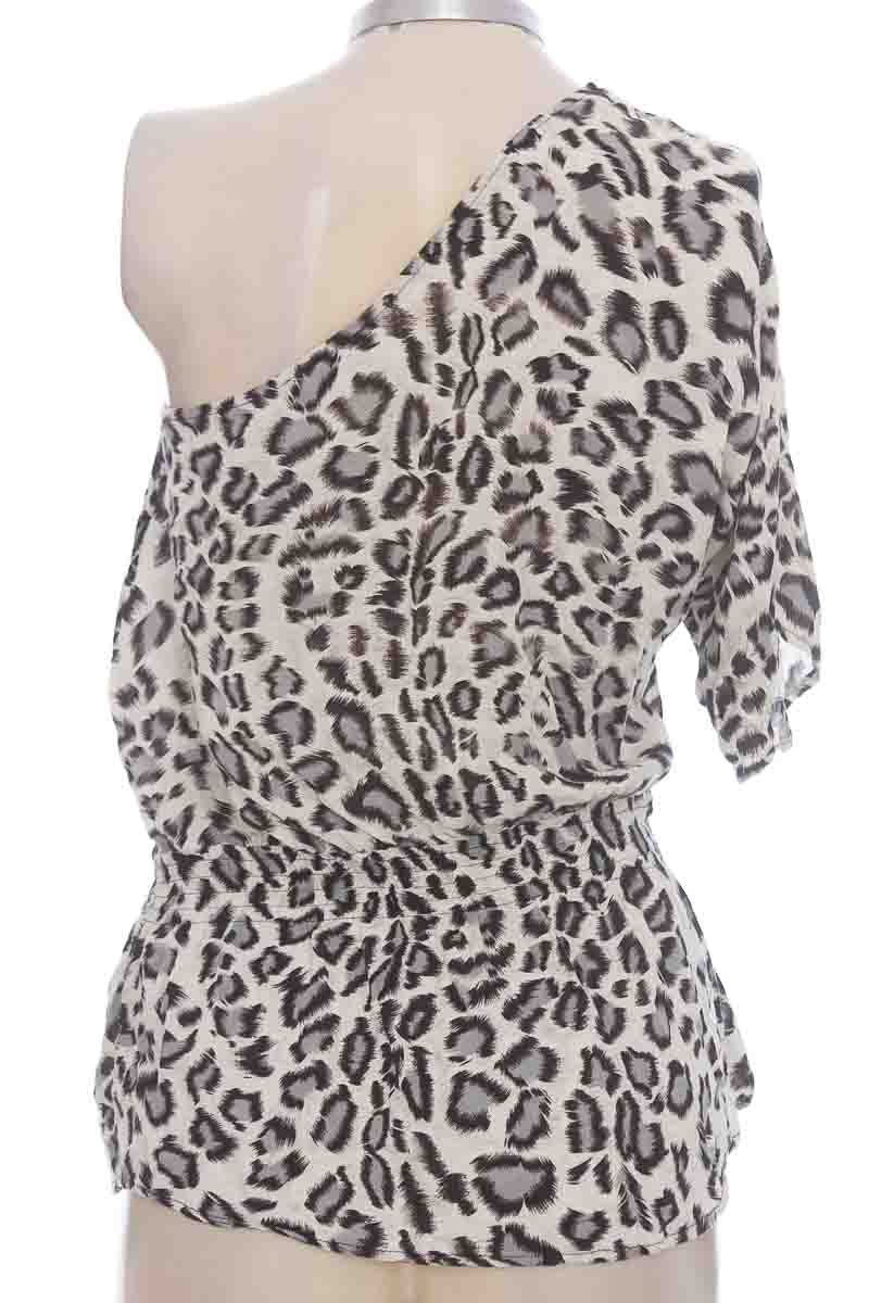 Top / Camiseta color Gris - ELA | Closeando