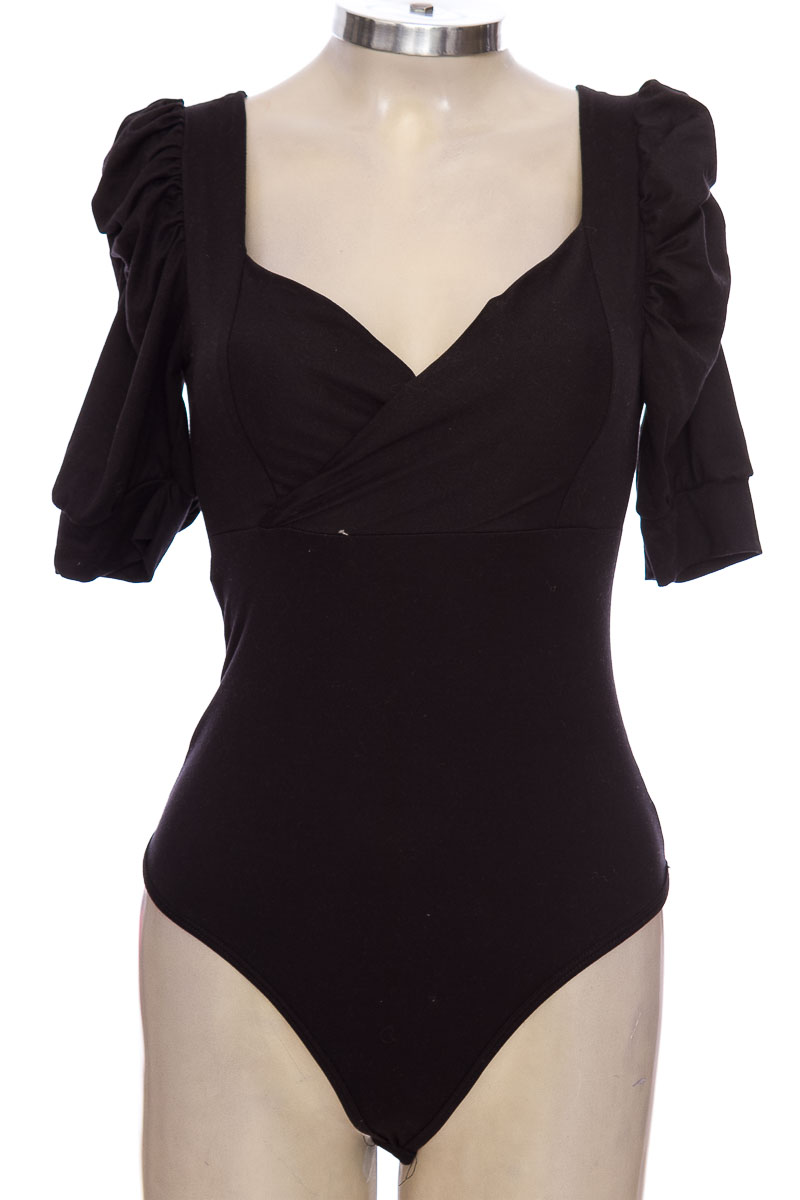 Top / Camiseta color Negro - OKI | Closeando