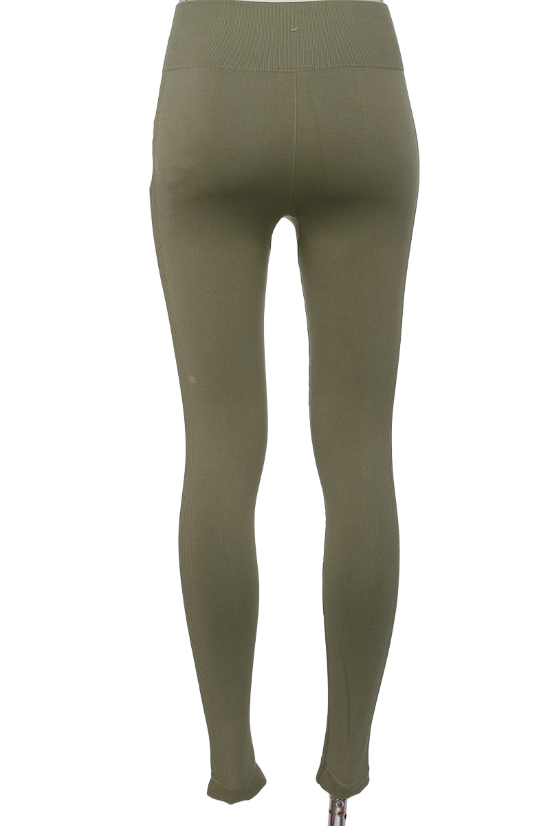 Ropa Deportiva / Salida de Baño color Verde - MINISO | Closeando