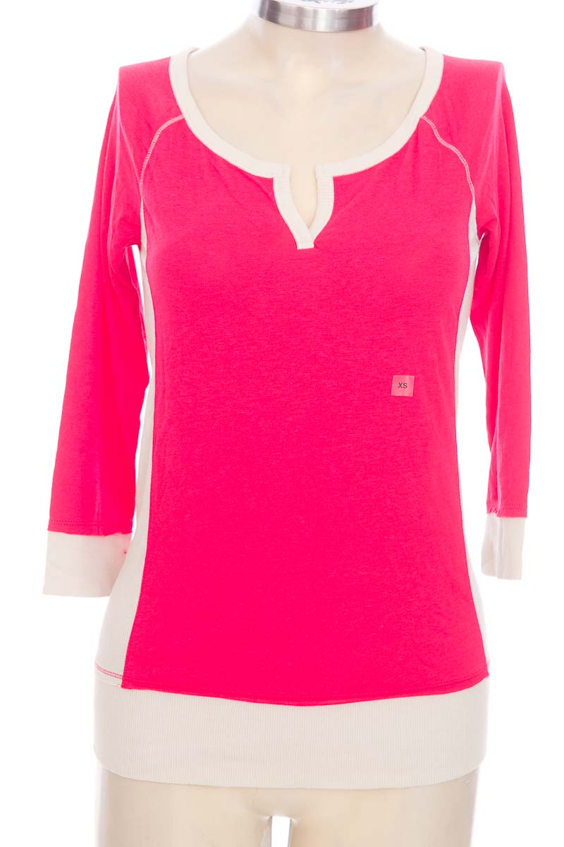 Top / Camiseta color Negro - Express | Closeando