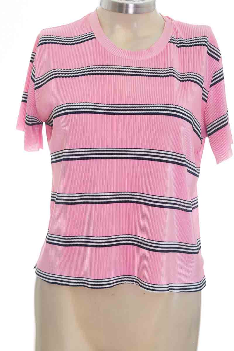 Top / Camiseta color Rosado - Bershka talla S de Segunda Mano | Closeando