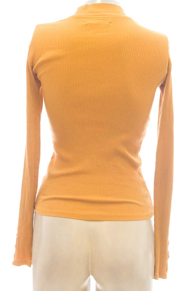 Top / Camiseta color Mostaza - Pull & Bear | Closeando