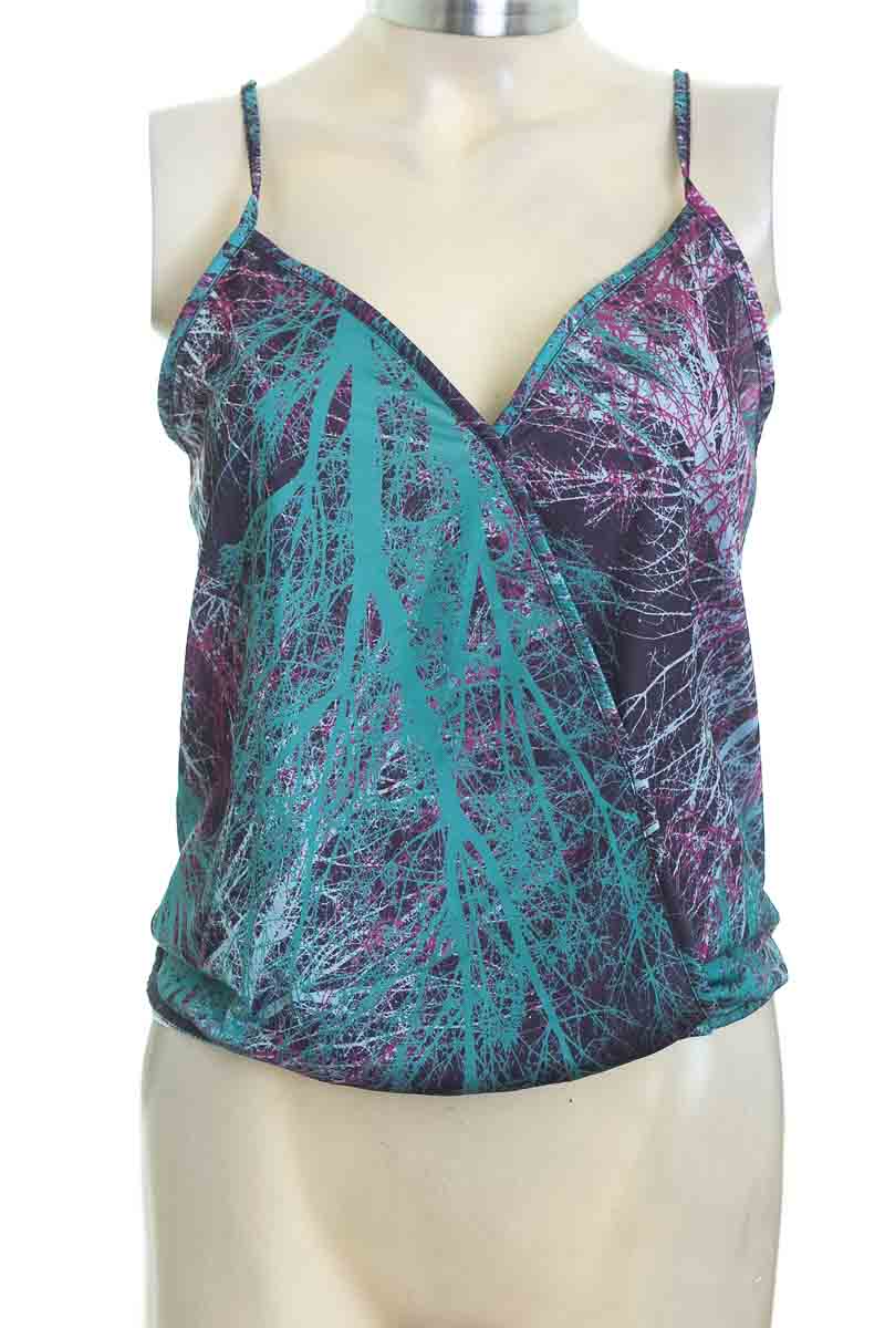 Top / Camiseta color Verde - Cyzone | Closeando