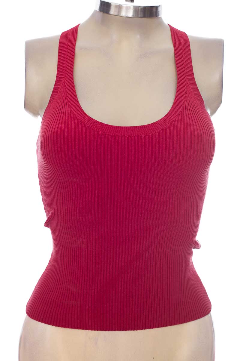 Top / Camiseta color Rojo - BEBE | Closeando
