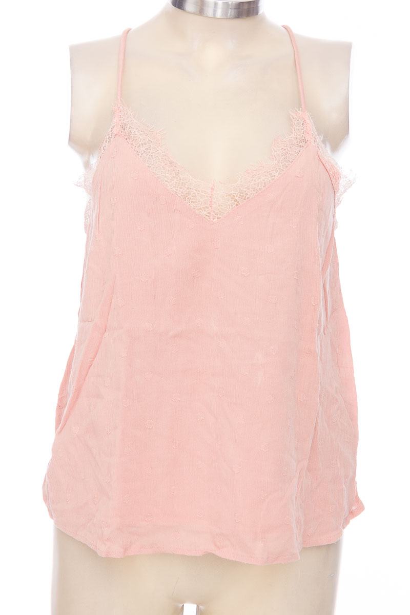 Top / Camiseta color Rosado - Stradivarius talla S de Segunda Mano ...