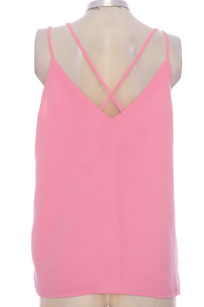Top / Camiseta color Rosado - Stradivarius talla M de Segunda Mano ...