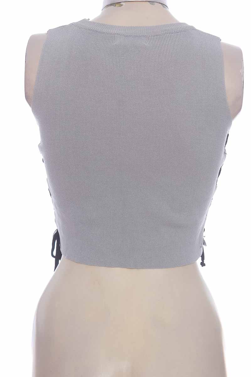 Top / Camiseta color Gris - Boteli talla S de Segunda Mano | Closeando