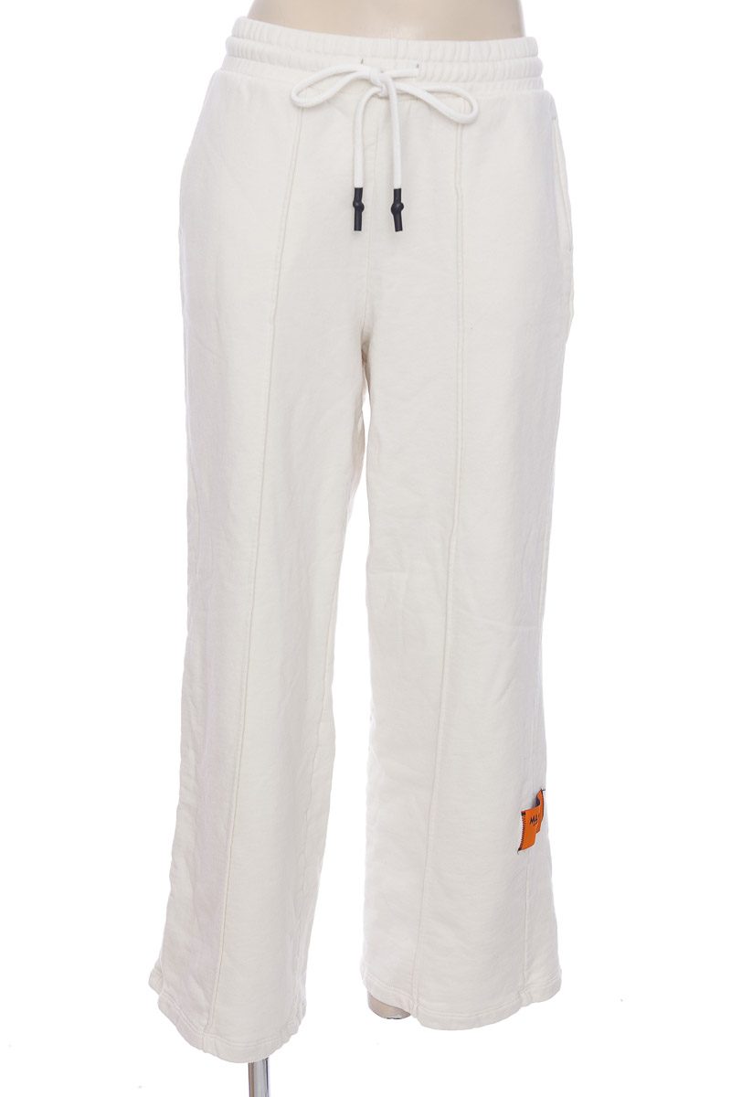 Ropa Deportiva / Salida de Baño color Beige - Maluma x Gef | Closeando