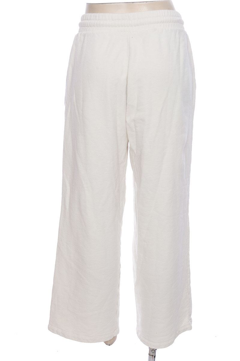 Ropa Deportiva / Salida de Baño color Beige - Maluma x Gef | Closeando