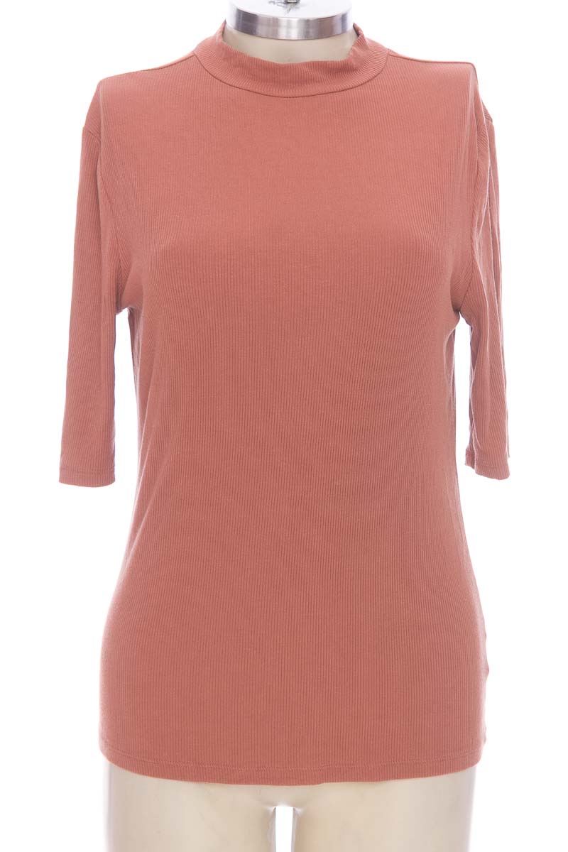 Top / Camiseta color Rosado - A.new day talla M de Segunda Mano | Closeando