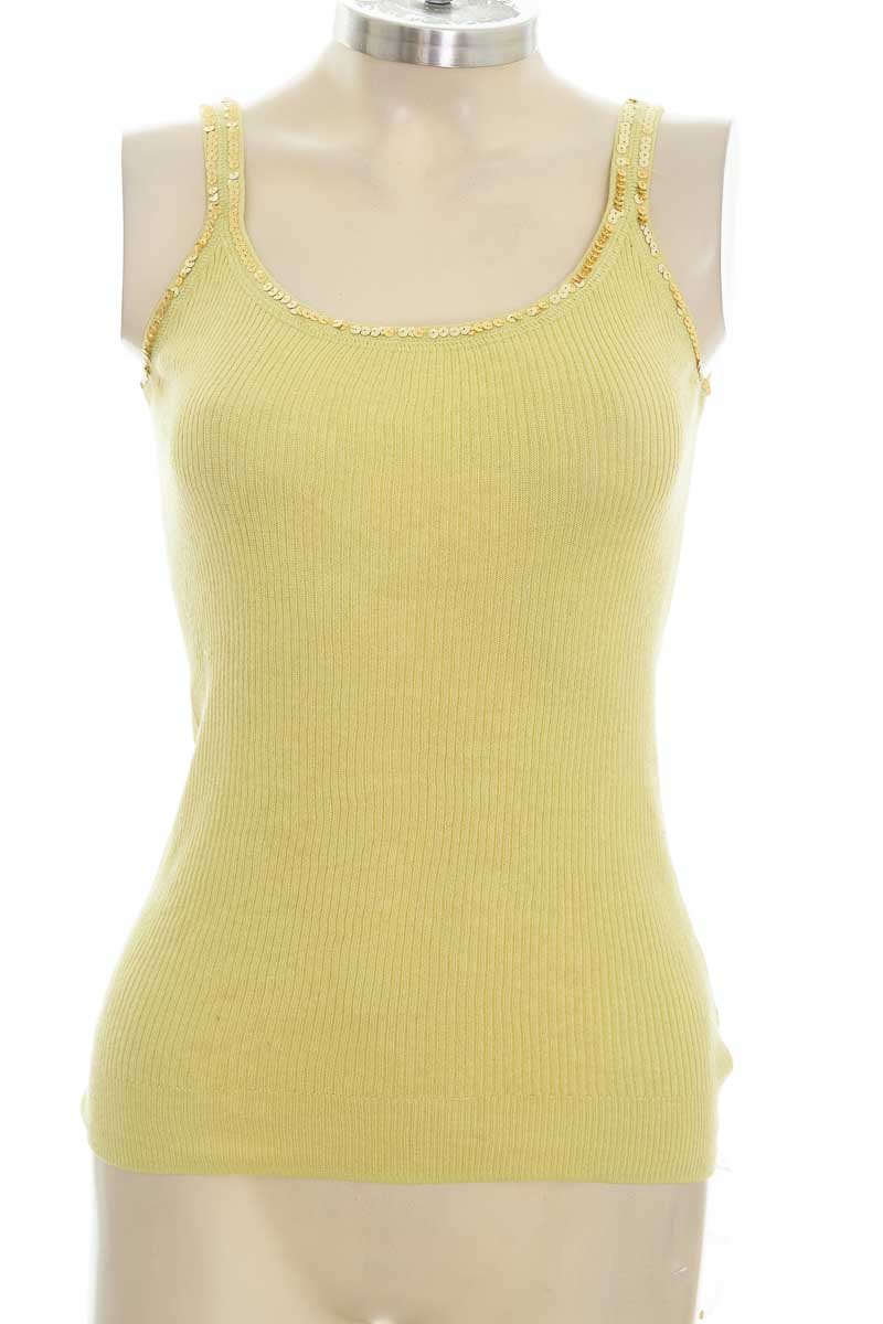 Top / Camiseta color Verde - BEBE | Closeando