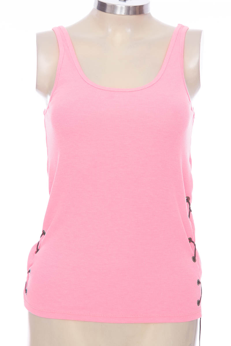 Top / Camiseta color Rosado - Guess talla S de Segunda Mano | Closeando