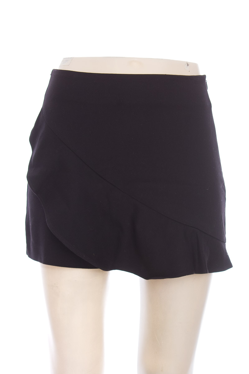 Short color Negro - Zara | Closeando