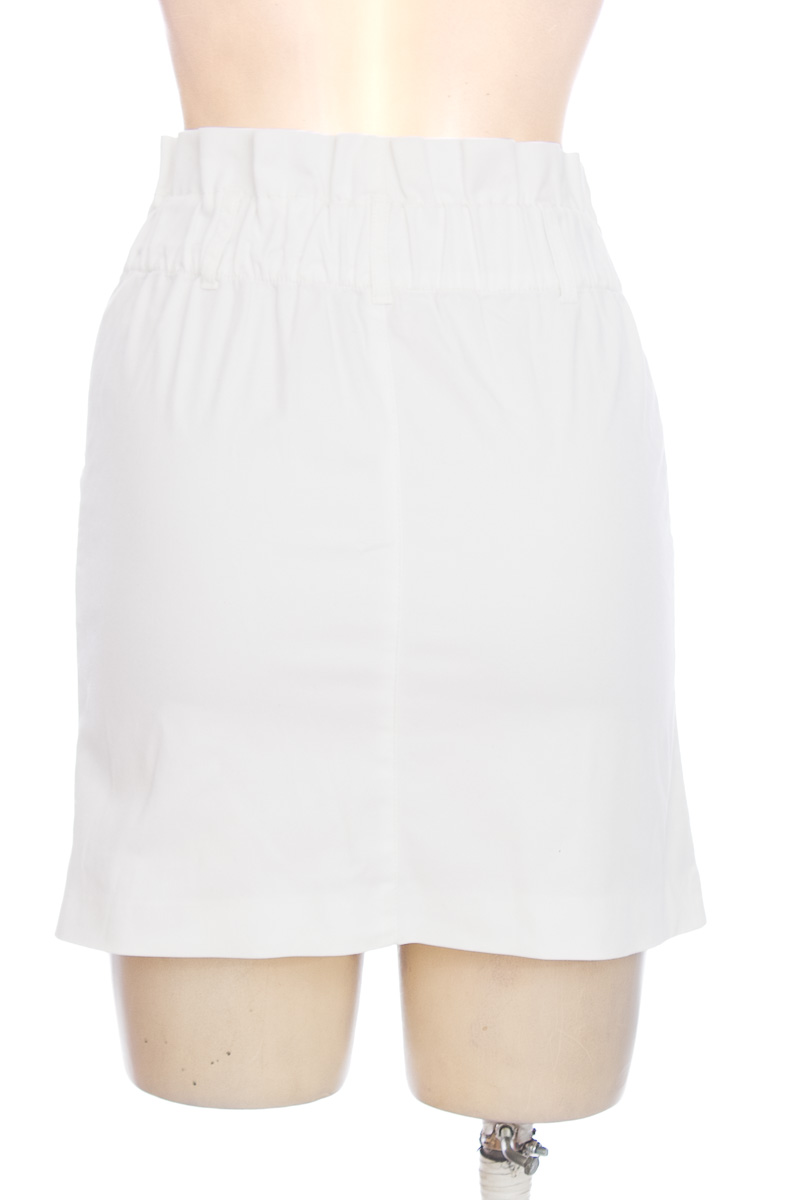 Falda color Blanco - Zara | Closeando