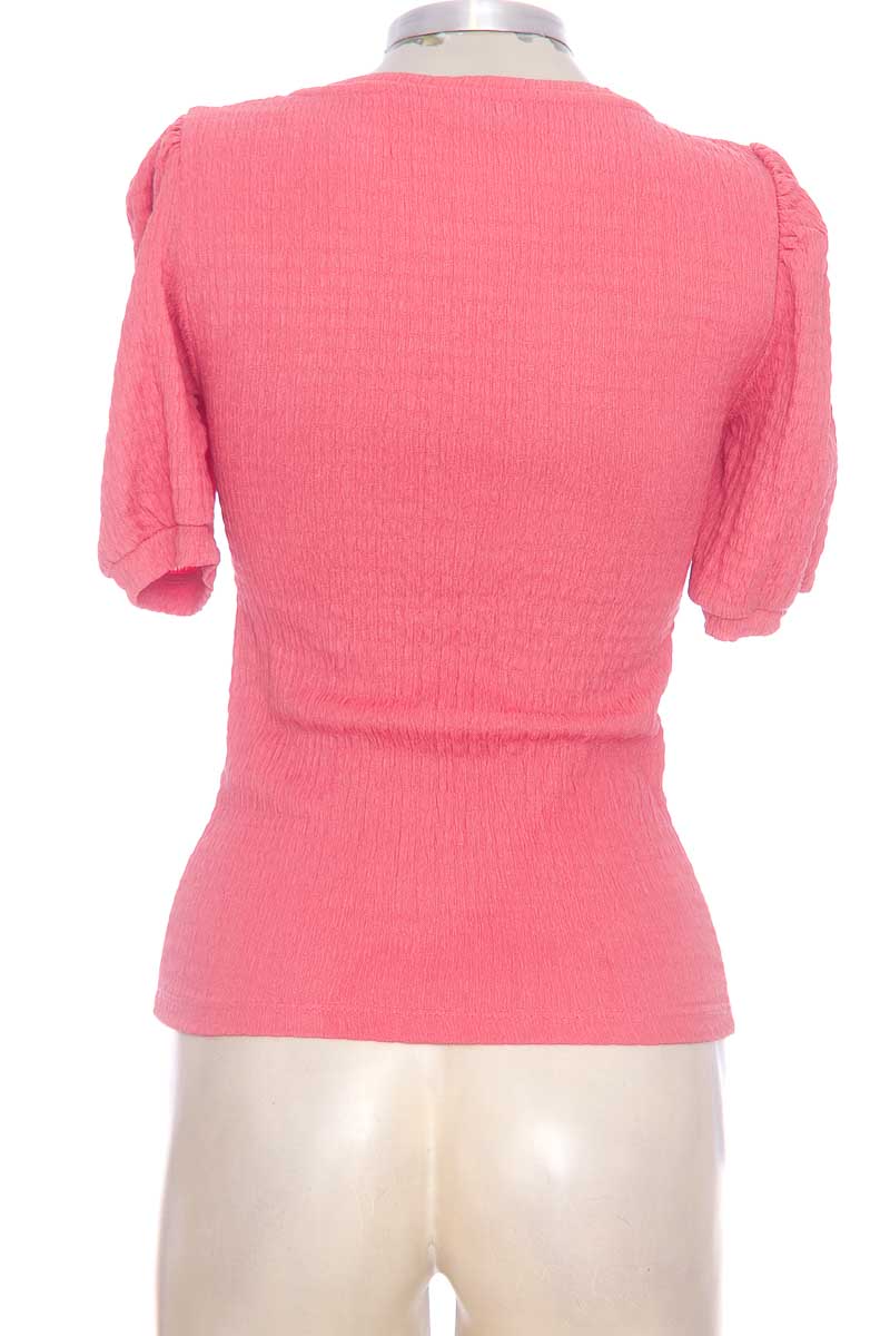 Top / Camiseta color Rosado - Stradivarius | Closeando